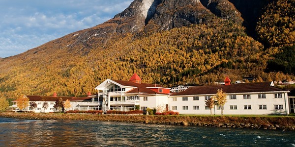 Hotel Loenfjord i Stryn | Eit moderne hotell ved elva i Loen