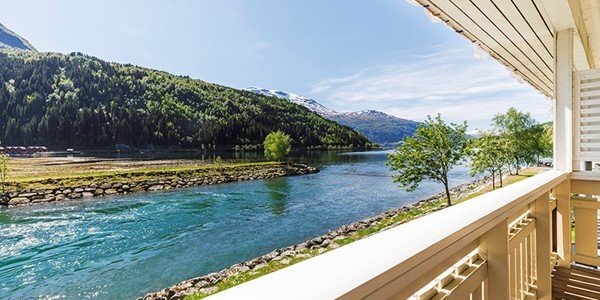 Hotel Loenfjord i Stryn | Eit moderne hotell ved elva i Loen